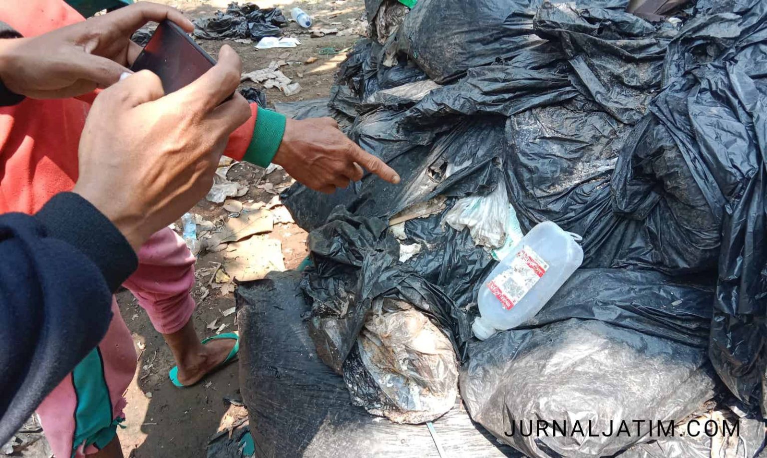 Limbah Medis Ditemukan Di Tumpukan Sampah Pekarangan Warga Mojoagung